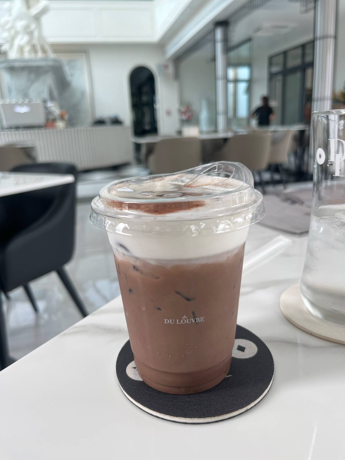 รีวิว Du louvre Cafe&Bistro - คาเฟ่หรู บรรยากาศสบายๆ คนน้อย