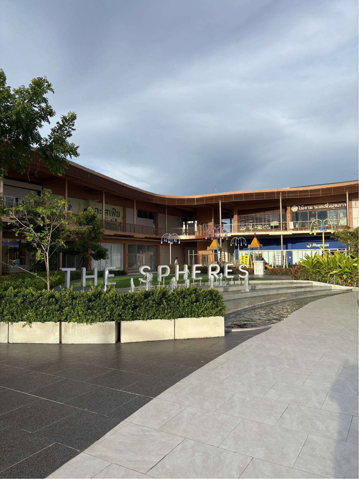รีวิว The Spheres - Community mall บนถนนเพชรเกษม