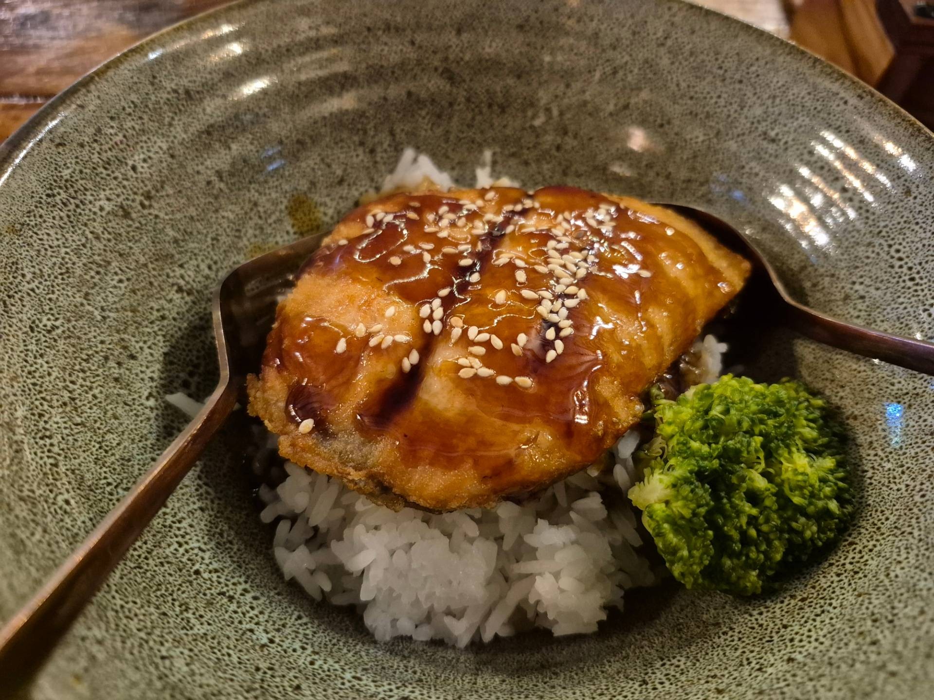 ข้าวหน้าปลาแซลมอนเทริยากิ ร้าน Modi Coff Cafe' สวนผัก 41