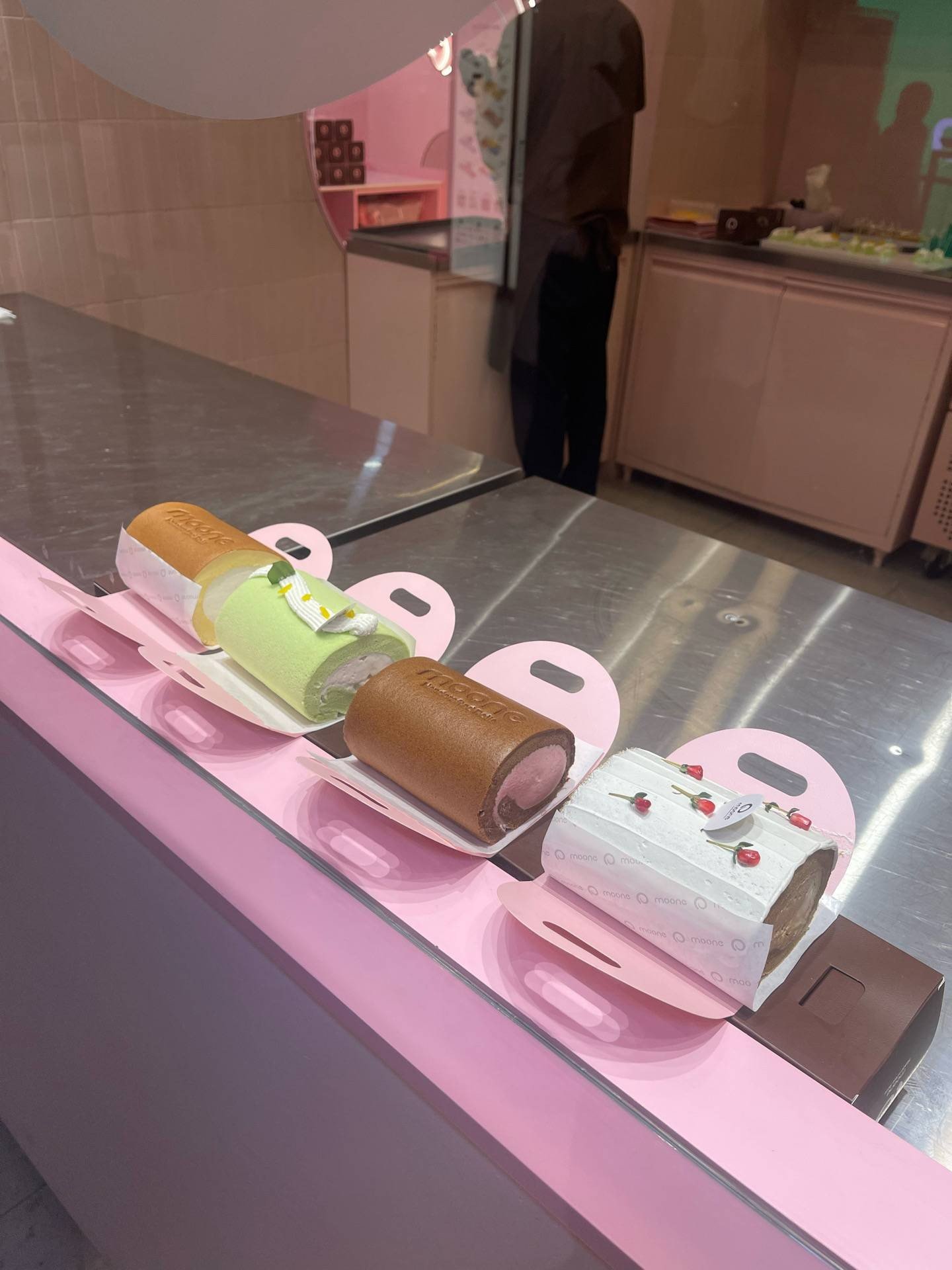 รูป Moone Rolls Central World