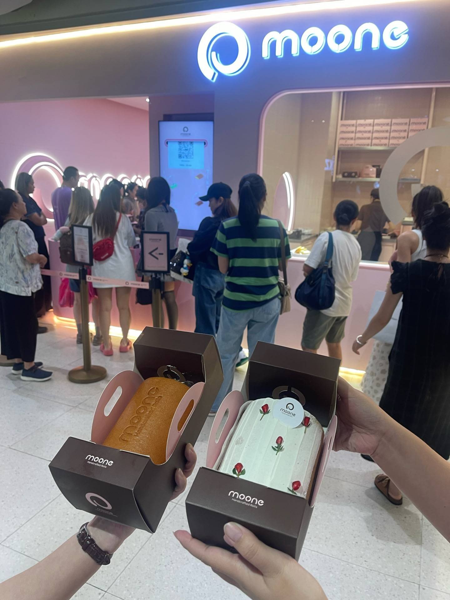 รูป Moone Rolls Central World