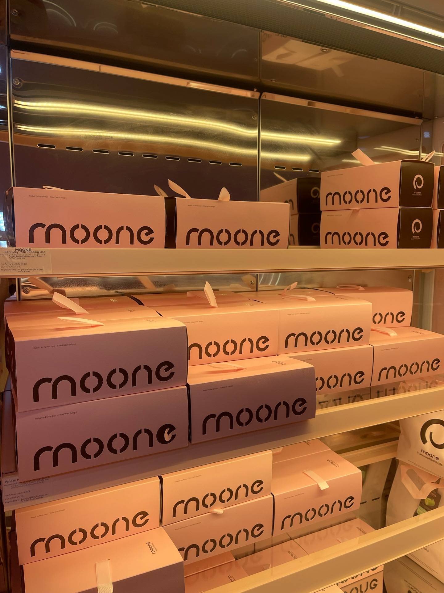 รูป Moone Rolls Central World