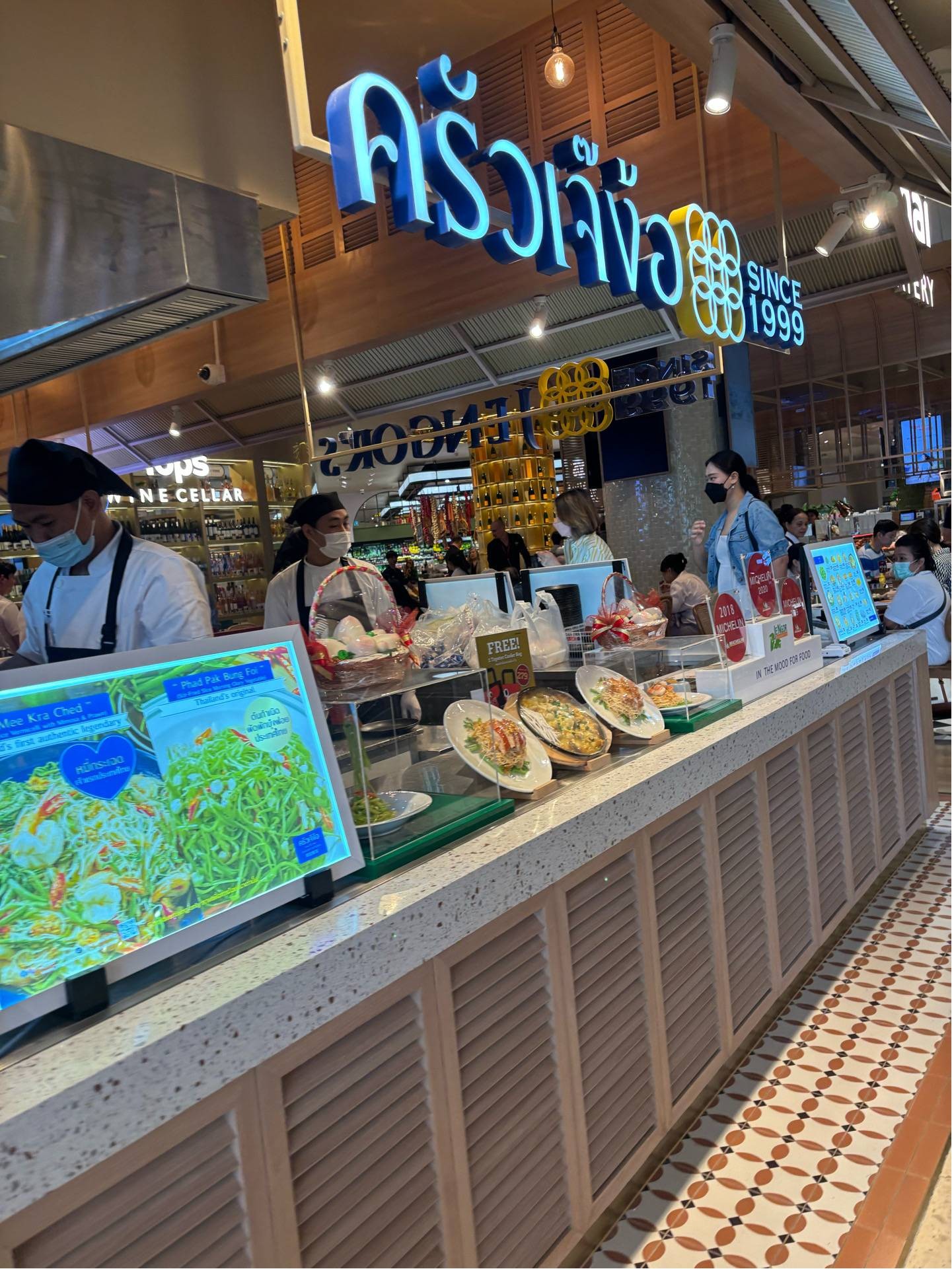 Tops Food Hall - รีวิวสถานที่ท่องเที่ยว