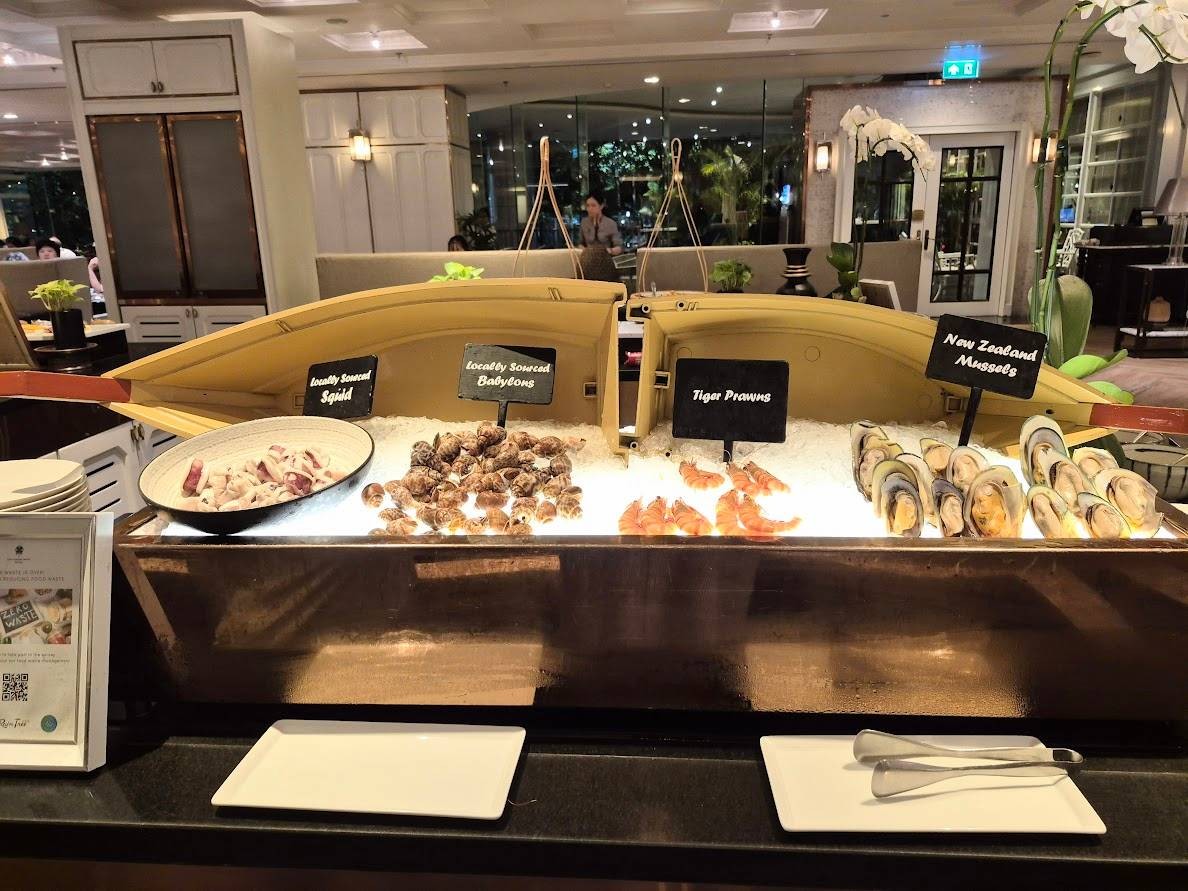 รีวิว Rain Tree Cafe The Athenee Hotel, Bangkok - ‘Weekday ...