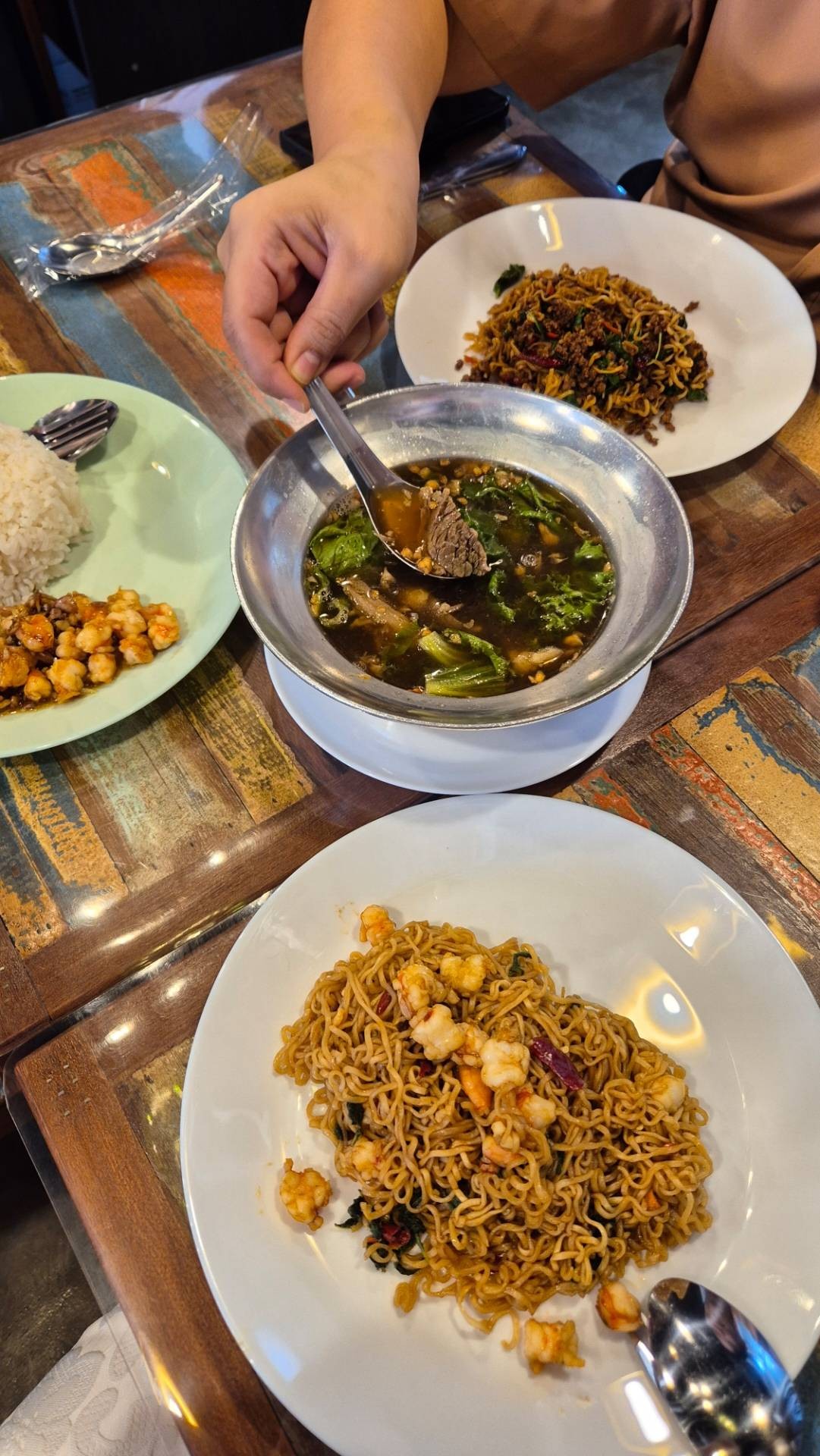 รีวิว กะเพราขุนช้าง สุขุมวิท 16 - รสชาติดี เดินมาทานสะดวก แต่ให้น้อยไปหน่อย