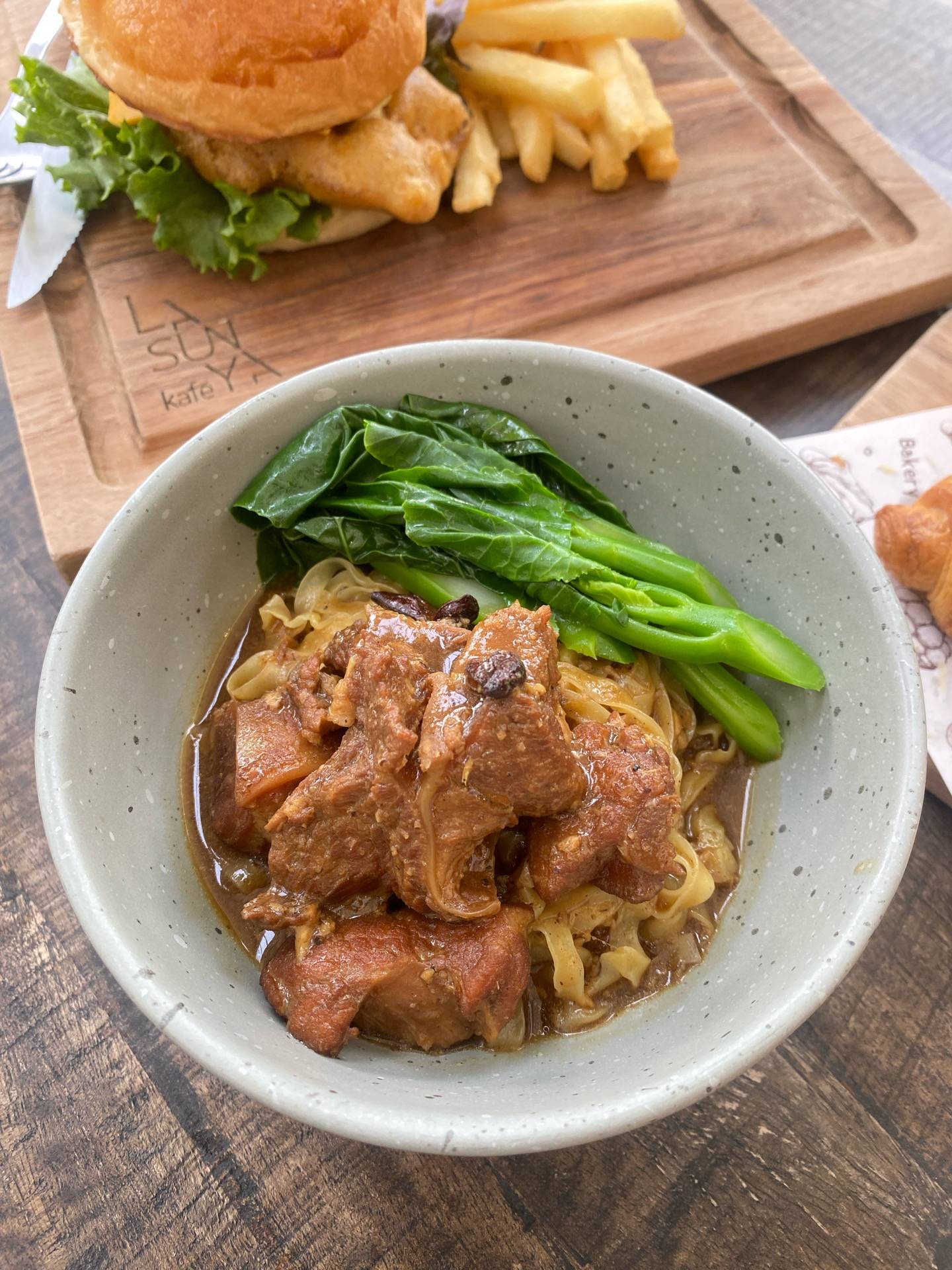 รีวิว Lasunya Kafe - คาเฟ่ที่อยู่ในโรงงานโซฟา