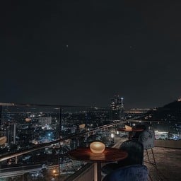 [รีวิว] ร้าน Silver Moon Rooftop Bar Novotel Sriracha & Koh Si Chang ...