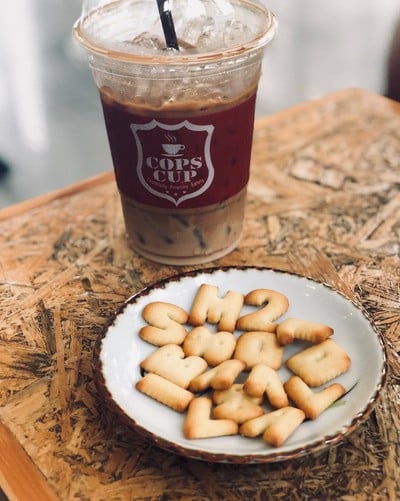 รีวิว Cops Cup - ร้านกาแฟปากทางเข้าบขส.ระนอง เป็นร้านกาแฟนั่งชิลๆ ตก ...