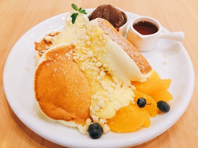 LeTAO Crumble Lemon Cream Pancakes • เป็นแพนเค้กที่ดีมาก หอม ละมุนลิ้น ตัดกับเลมอนซอส ทำให้ไม่ ...