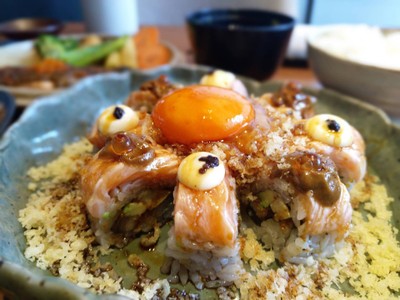 Salmon Shoyu Tama Roll • ซูชิแซลมอนพร้อมไข่แดง ร้าน Sushi Mori Gaysorn ...