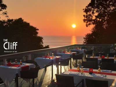 The Cliff Restaurant & Bar ร้านวิวทะเลภูเก็ต ควรพาแฟนไปสวีต!