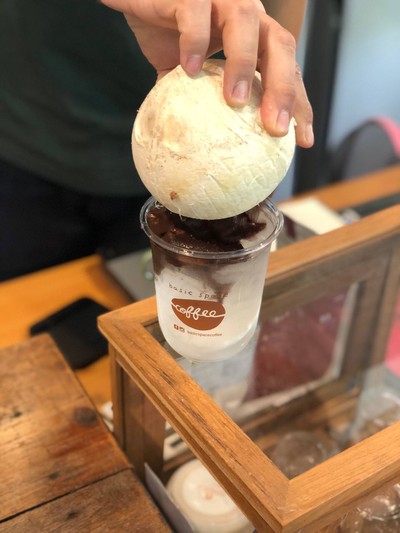 โคโคช็อคโก • ช็อคโกแลตน้ำมะพร้าว กลิ่นหอมทั้งมะพร้าวเผา และช็อคโกแลต ร้าน Basic Space Coffee