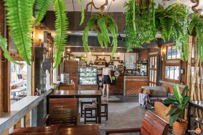 “Brick Box Coffee” ตาก จิบกาแฟกินอาหารเลิศรส พร้อมวิวสระน้ำ