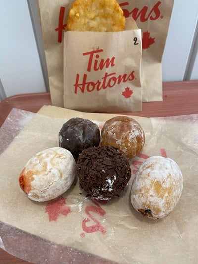 รีวิว Tim Hortons สามย่าน มิตรทาวน์ - Timbits โดนัทลูกเล็ก อร่อยดี