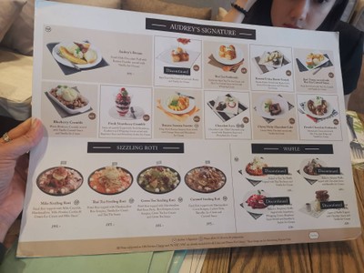 รูป Audrey Cafe des Fleurs EmQuartier ชั้น 8 (ตึก Helix Quarter)