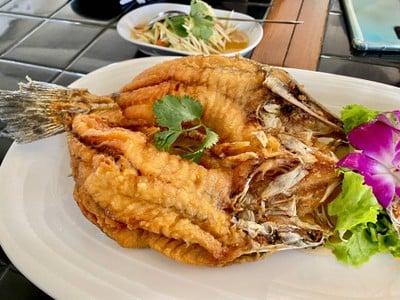 ปลากระพงทอดน้ำปลา ร้าน Boss Thai & Seafood Restaurant (river)