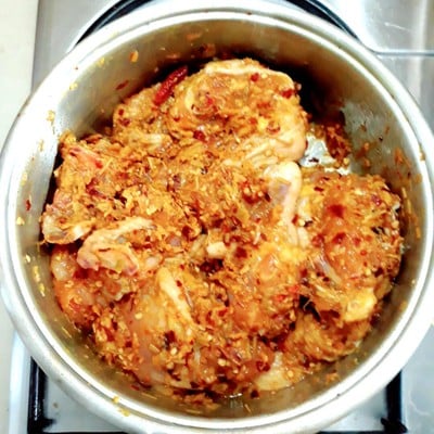 สูตร ไก่นึ่งสมุนไพร Gai Neung Samun Prai (Steamed Chicken With Herbs ...