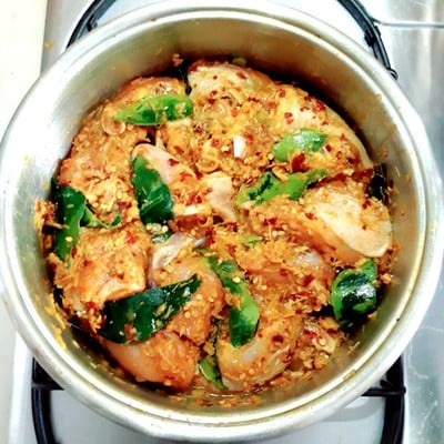 สูตร ไก่นึ่งสมุนไพร Gai Neung Samun Prai (Steamed Chicken With Herbs ...