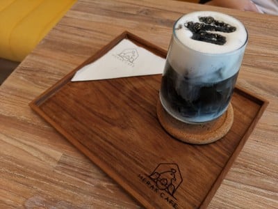 Charcoal Caramel Macchiato ร้าน Merak Cafe (มีรัก คาเฟ่) สาขาบางแก้ว