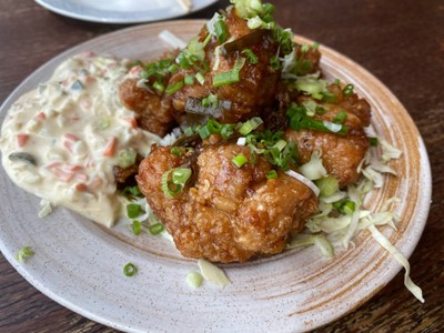 ไก่ทอดซอสนัมบัง • อันนี้อร่อยดี มีซอสกับผักกินตัดเลี่ยนได้ ร้าน ...