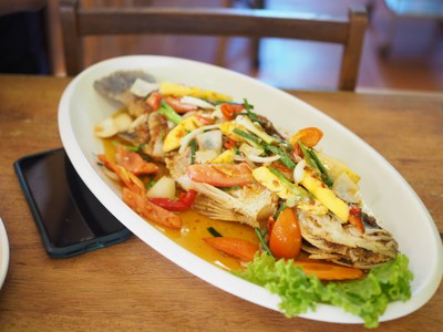ปลากะพงสามรส ร้าน มุขมณี ซีฟู้ด - Wongnai