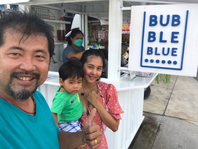 รูป PP's Cafe X BUBBLEBLUE ตู้คอนเทนเนอร์สีขาว ในปั้มน้ำมัน