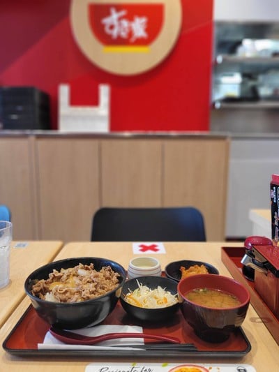 ข้าวหน้าเนื้อสุคิยะ L+ชุดไก่คาราเกะ ร้าน Sukiya สายไหม Avenue - Wongnai