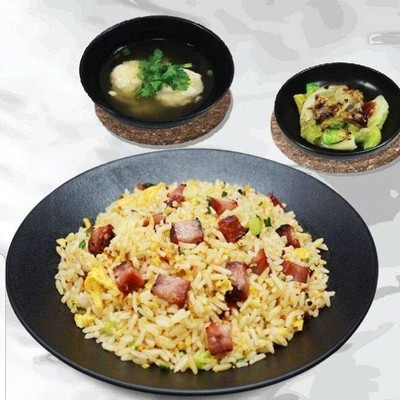 Set E ข้าวผัดหมูแดง+เกี๊ยวน้ำ+ผักกาดแก้ว • image ร้าน Char Siu Man ราชดำริ