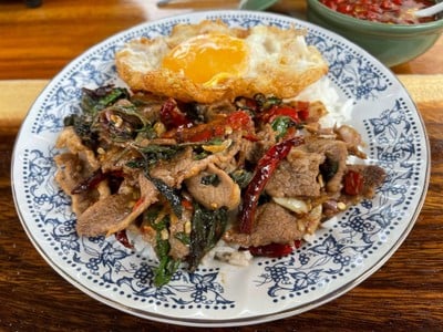 [รีวิว] ร้าน วัวเจริญ - สุดยอดกะเพราเนื้อ (Wua Charoen) สาขา เลียบทางด่วนรามอินทรา เซ็นทรัลอีส ...