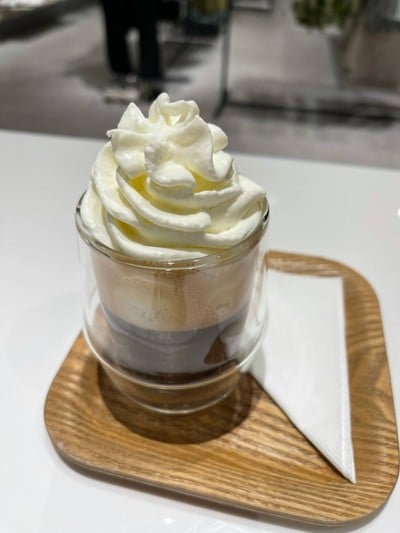Hot americano whipping cream ร้าน Dark Cafe Centralworld