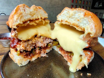 รีวิว Cast Iron Burgerhaus - Cheesy Monster ใครชอบขีสเบอร์เกอร์ต้องลอง ...