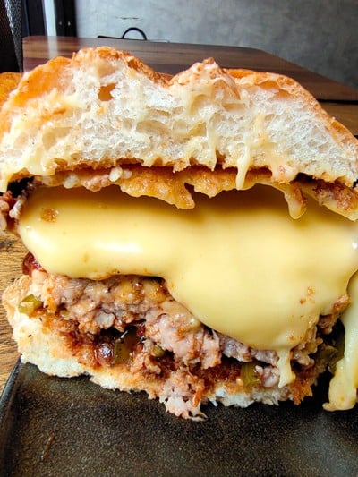 รีวิว Cast Iron Burgerhaus - Cheesy Monster ใครชอบขีสเบอร์เกอร์ต้องลอง ...