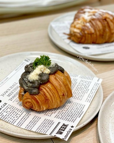 Mini Black Truffle • ไส้เนื้อเห็ดแชมปิญองขาว ชิเมจิขาว และชิเมจิน้ำตาล ...