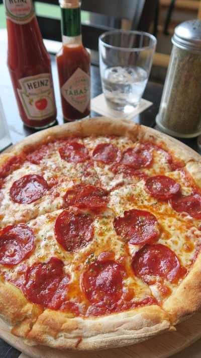 Pepperoni Pizza (พิซซ่าเปปเปอโรนี) ร้าน Wine Connection เดอะพาซิโอ ...