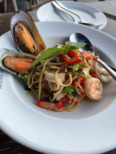 สปาเก็ตตี้ซี้ฟู้ด ซอสไวน์ขาว ร้าน HOBS ICONSIAM - Wongnai