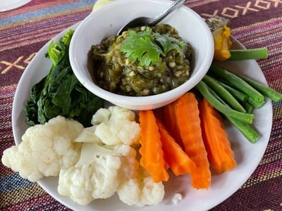 รีวิว แกงร้อนบ้านสวน - อาหารเหนือ ย่านศูนย์ประชุม 700 ปี ร้านใหญ่ ...