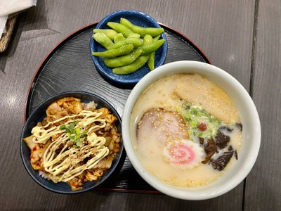 ชุดข้าวหน้าหมูชาชูกิมจิ เสริฟพร้อมกับราเมงขนาดเล็ก และ ถั่วแระญี่ปุ่น ...