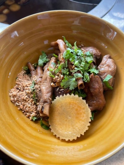 รูป นิยมเส้นก๋วยเตี๋ยวไก่ตุ๋นหม้อไฟandขนมจีนน้ำยาปักษ์ใต้อีสานรสเด็ด มาบ