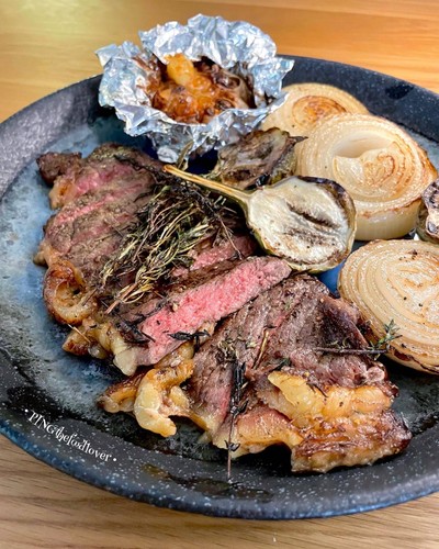 Strip Loin Steak • สเต็กเนื้อแองกัสวากิวที่ grill มาในความสุกดิบกำลังดี ...