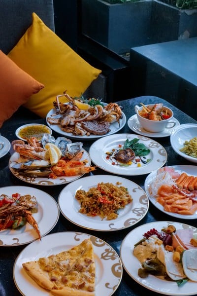 รีวิว Zeta Cafe โรงแรมฮอลิเดย์อินน์ กรุงเทพฯ - บุฟเฟ่ต์อาหารทะเลแน่นๆ ...