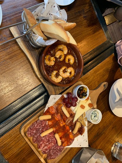 กุ้งกระเทียมผัดน้ำมันมะกอก/ガーリックシュリンプ ร้าน El Tapeo - Spanish Eatery ...