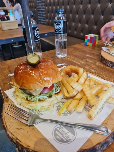 รีวิว Rock Me Burger & Bar นิมมานเหมินท์ - เบอร์เกอร์เจ้าดัง ชิ้นใหญ่ ...
