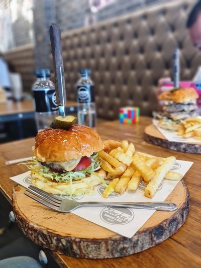 รีวิว Rock Me Burger & Bar นิมมานเหมินท์ - เบอร์เกอร์เจ้าดัง ชิ้นใหญ่ ...