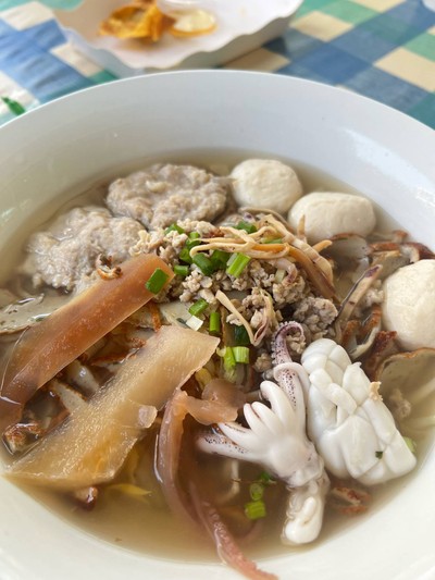 ก๋วยเตี๋ยวรวมพิเศษ • อร่อยมากกกให้เยอะมากค่ะ น้ำต้มปลาหมึกกลมกล่อมมาก ...