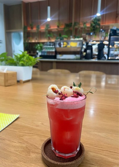 Lychee and Rose Iced Tea ร้าน Yellow Lane Cafe Ari
