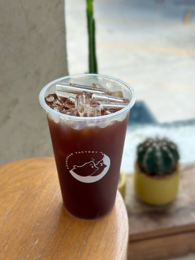 อเมริกาโนเย็น ร้าน Sourcream Factory the craftsman’s sweet