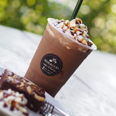 รีวิว Bonaccio Coffee - ร้านสงบ โปร่งน่านั่งมากในช่วงผ่อนมาตรการ มีต้นไม้ผลิดอ็อกซิเตงจนมากมาย ...