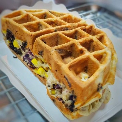 เมนูของร้านอาหาร TL Waffle และกัปตันข้าวมันไก่ หลังมอขอนแก่น