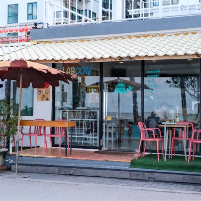รีวิว Laboon Bangsaen - คาเฟ่ริมทะเลสุดชิค