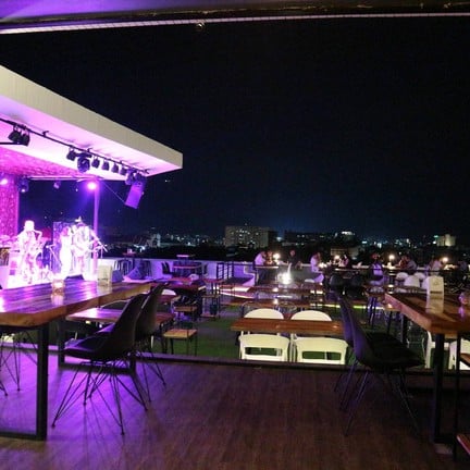 10 ร้านดาดฟ้าในเชียงใหม่ นั่งชิลล์สบาย ๆ ได้ทุกวัน - Wongnai